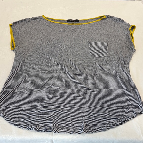 Laila Jayde | Tops | Laila Jayde Gray Tee With Yellow Accents | Poshmark
